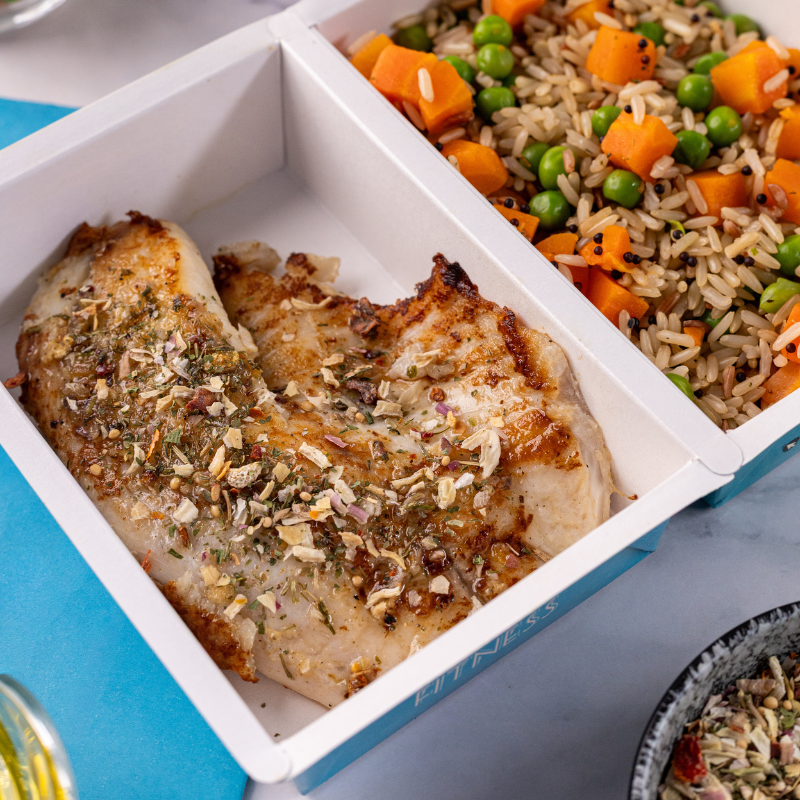 Tilápia Grelhada com Arroz à Grega - Sabor & Saúde | Marmita Fitness